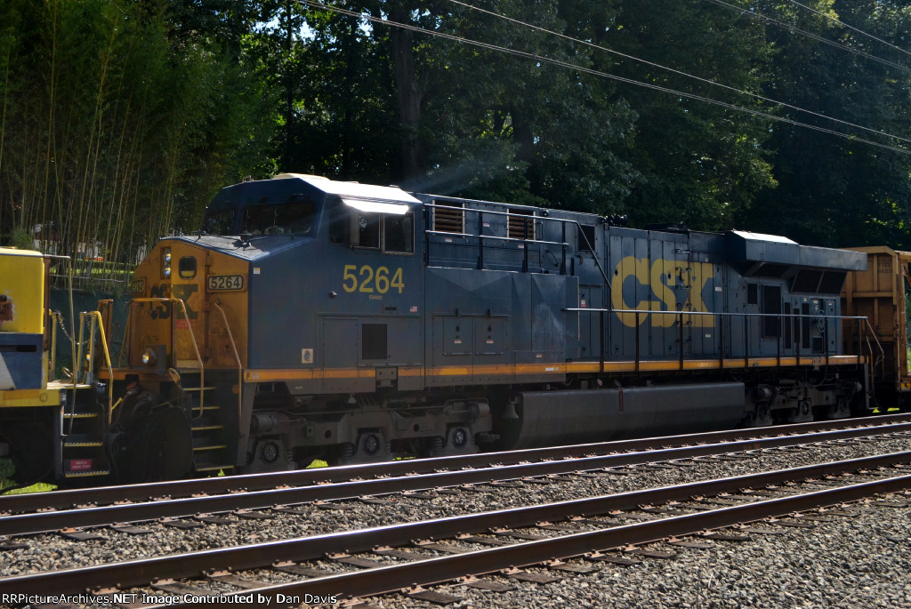 CSX ES40DC 5264 trails on Q418-21
